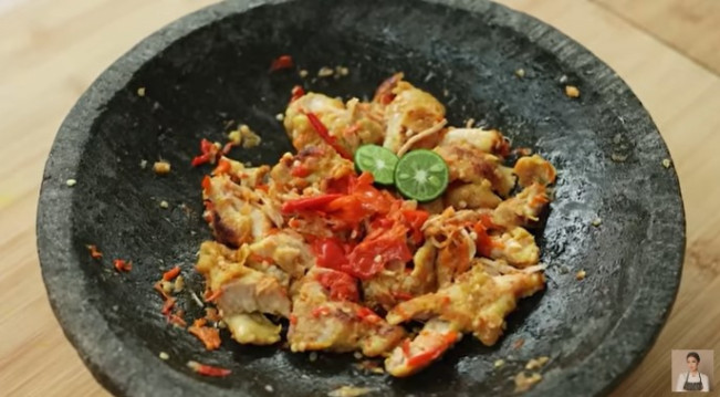 Resep Ayam Geprek Minim Minyak Goreng dan Tepung ala Chef Devina Hermawan